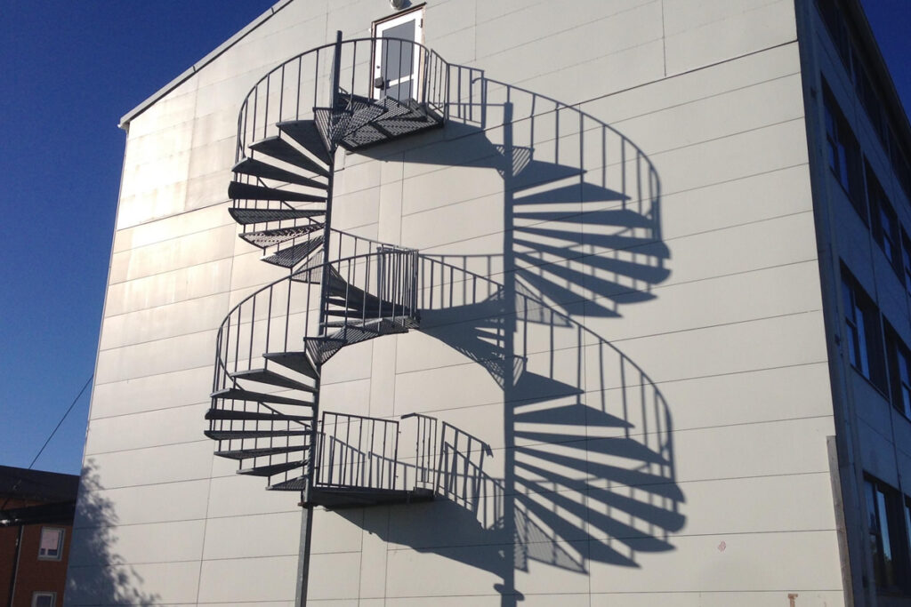 25 Photos Of Surprising Shadow Illusions That Made Them Look Twice